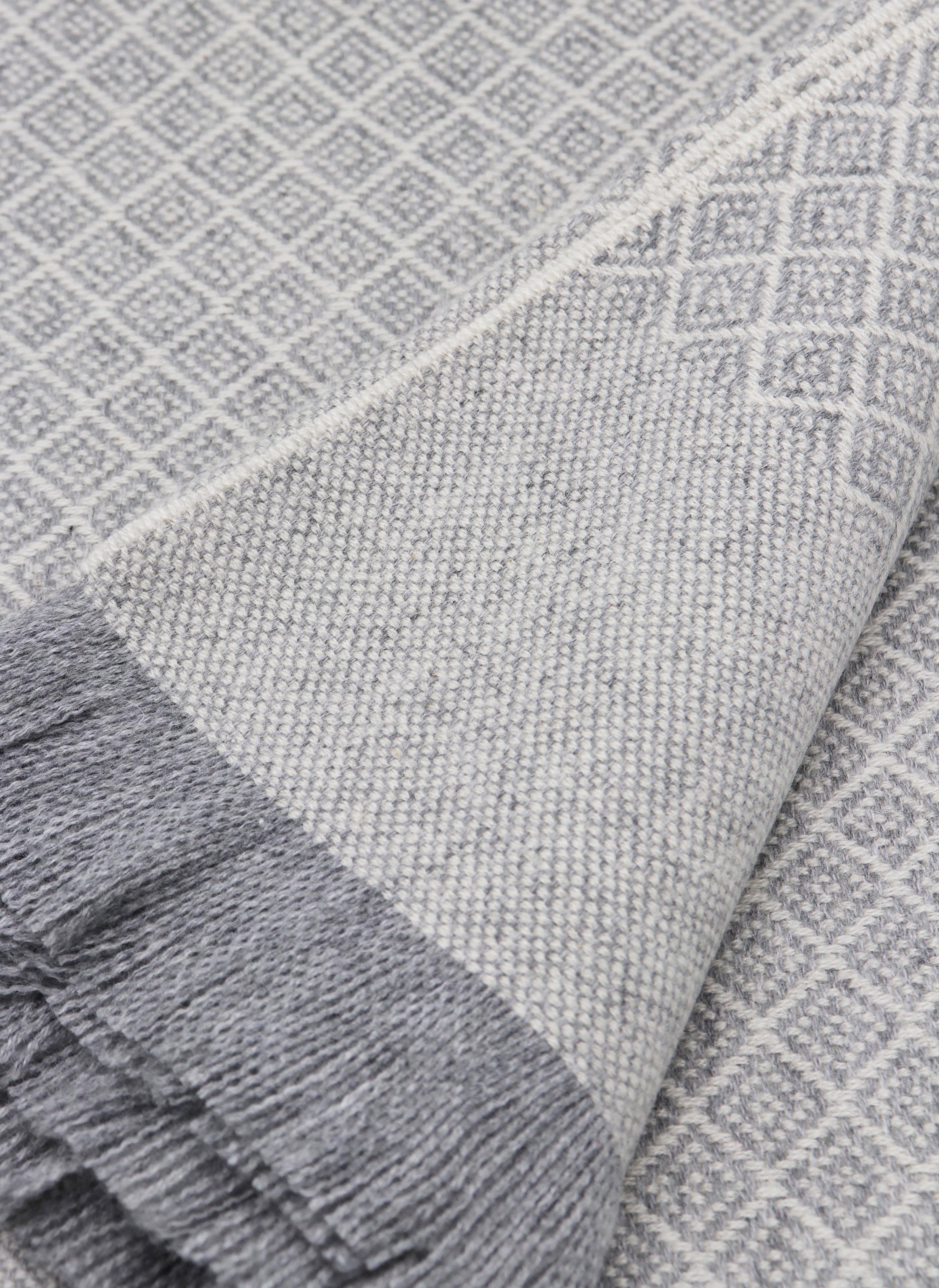 100% Cashmere Prato Throw with Fringe in Heather Grey – Lorenzo Uomo